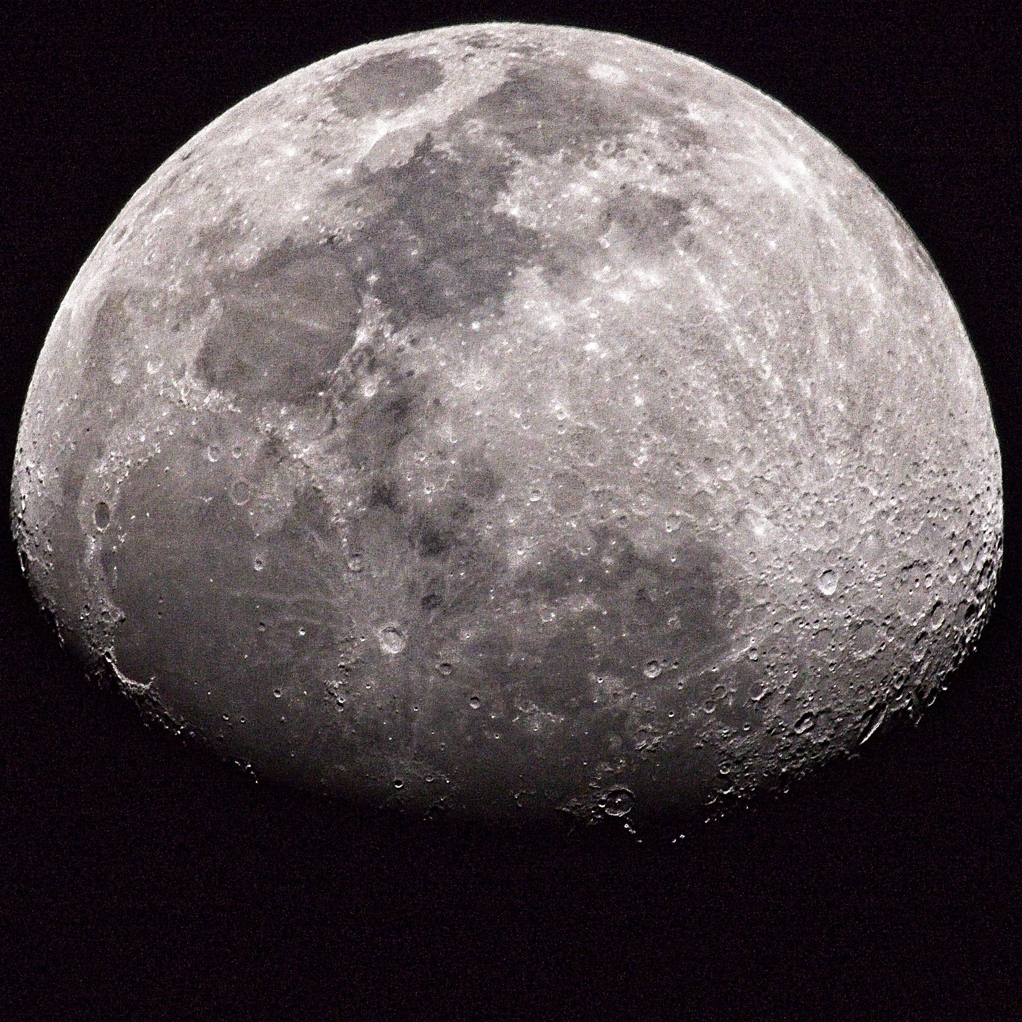 Moon handheld R5 with RF 800mm and RF 2X -- 1600mm f22, 1/1600 sec, ISO ...