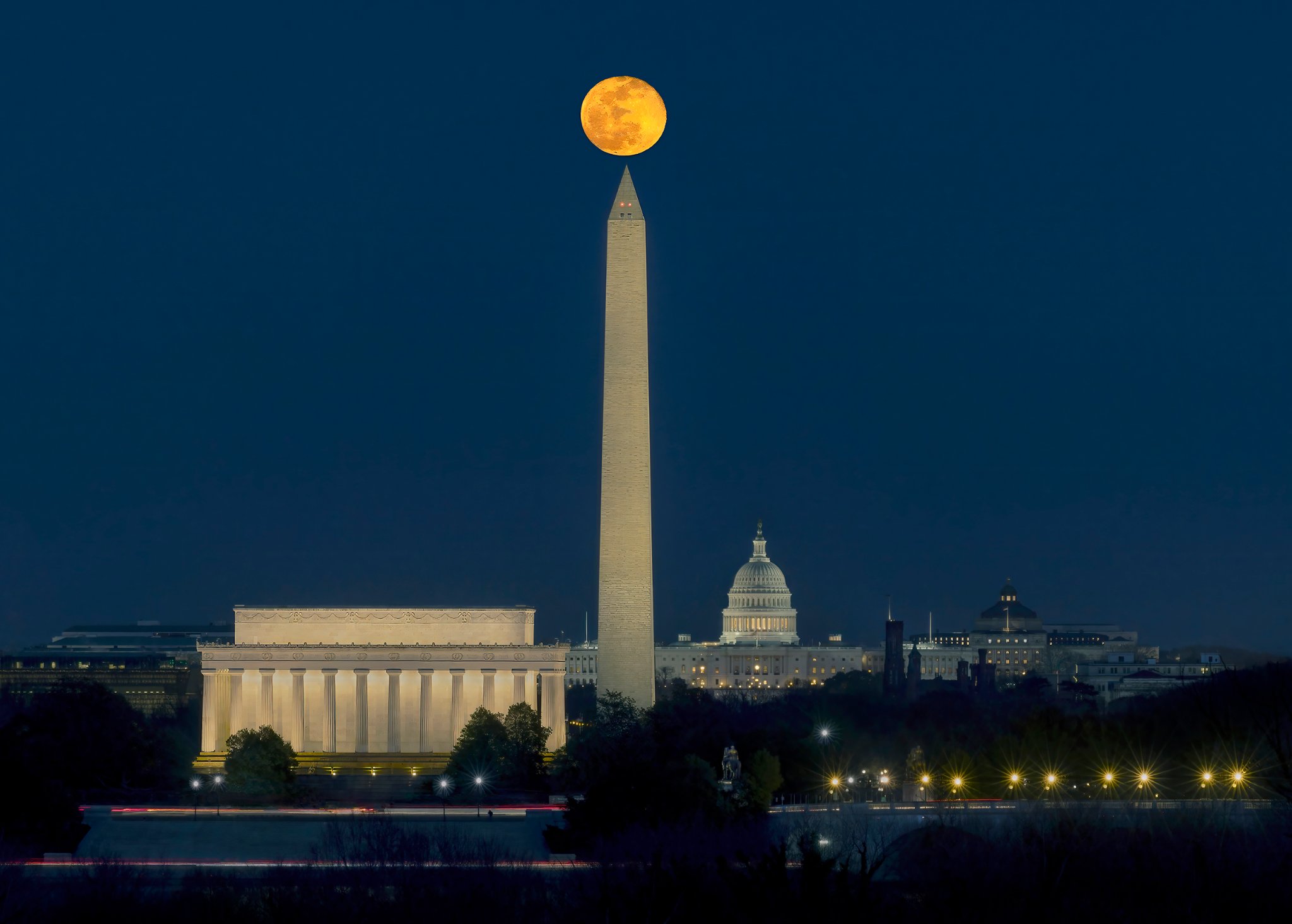 moonoverWashingtonMonumentsmall.jpg | Canon RF Shooters Forums